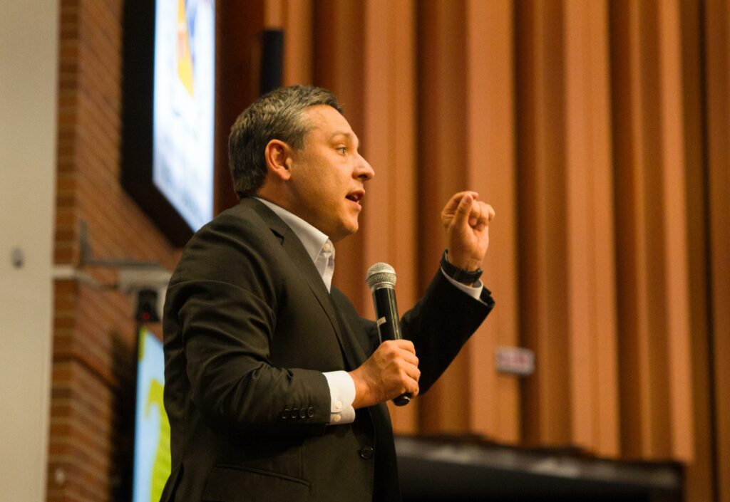 Mauricio Lizcano presenta su estrategia 3E con propuestas para ...