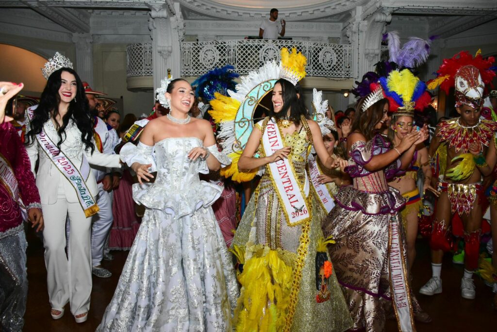 Reina Michelle Char Fernández encabeza el Desfile de la Hispanidad en ...