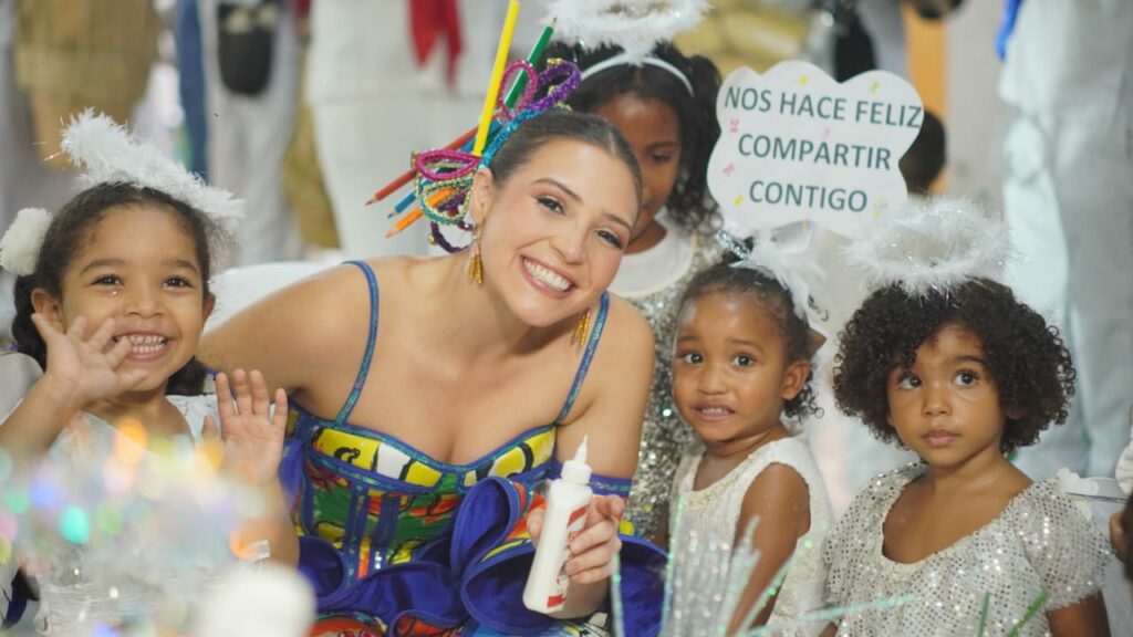 La reina del Carnaval 2026, Michelle Char, luce un vestido diseñado por ...