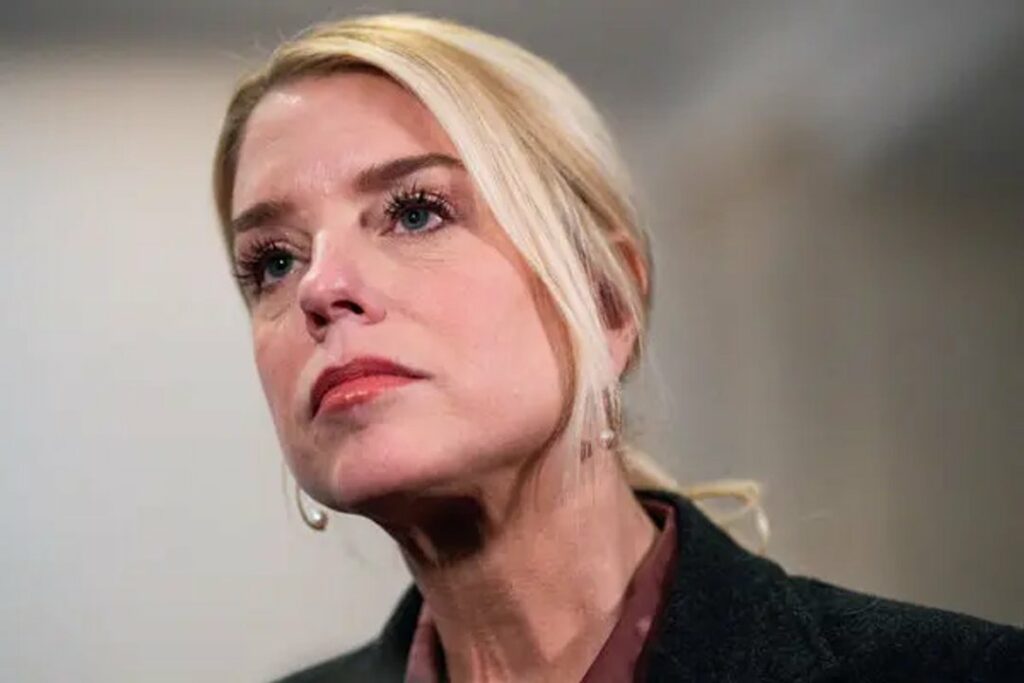 Trump remueve a Pam Bondi del Departamento de Justicia en medio de ...